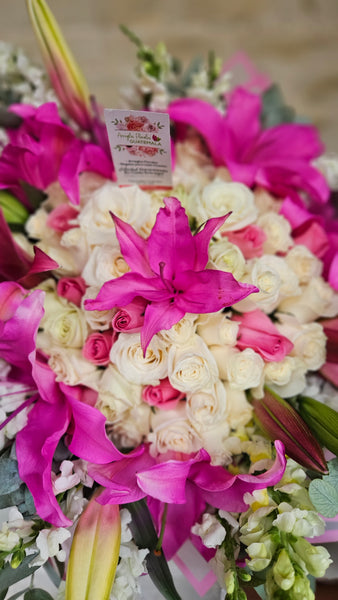 Ramon Buchon con Lirios Rosado y Fucsia. – Arreglos Florales Guatemala