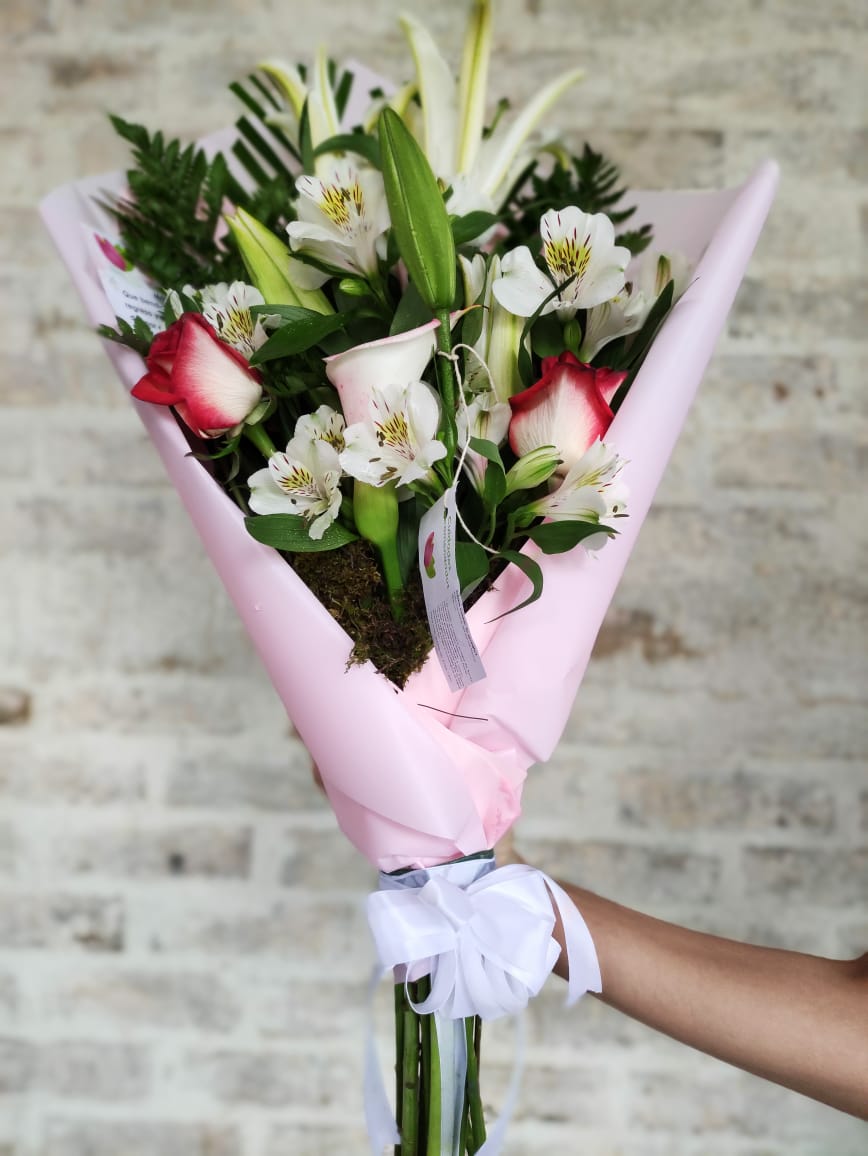 Ramo de Rosas y Lirios – Arreglos Florales Guatemala