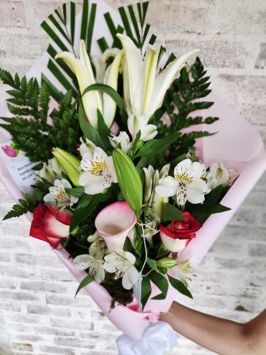 Ramo de Rosas y Lirios – Arreglos Florales Guatemala
