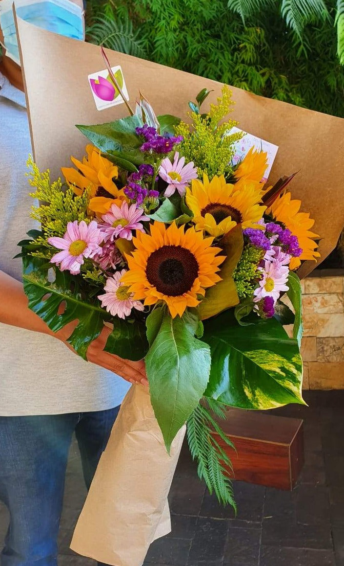 Ramo de Girasoles Con Papel Kraft – Arreglos Florales Guatemala