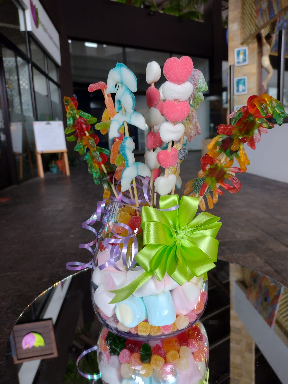 Cubo de Gomitas – Arreglos Florales Guatemala